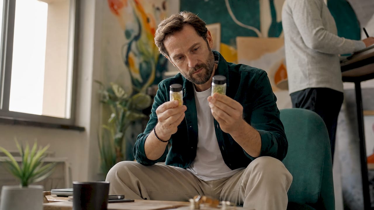 CBD och THC för hälsa: guide för dig över 30 - Cannaone.se